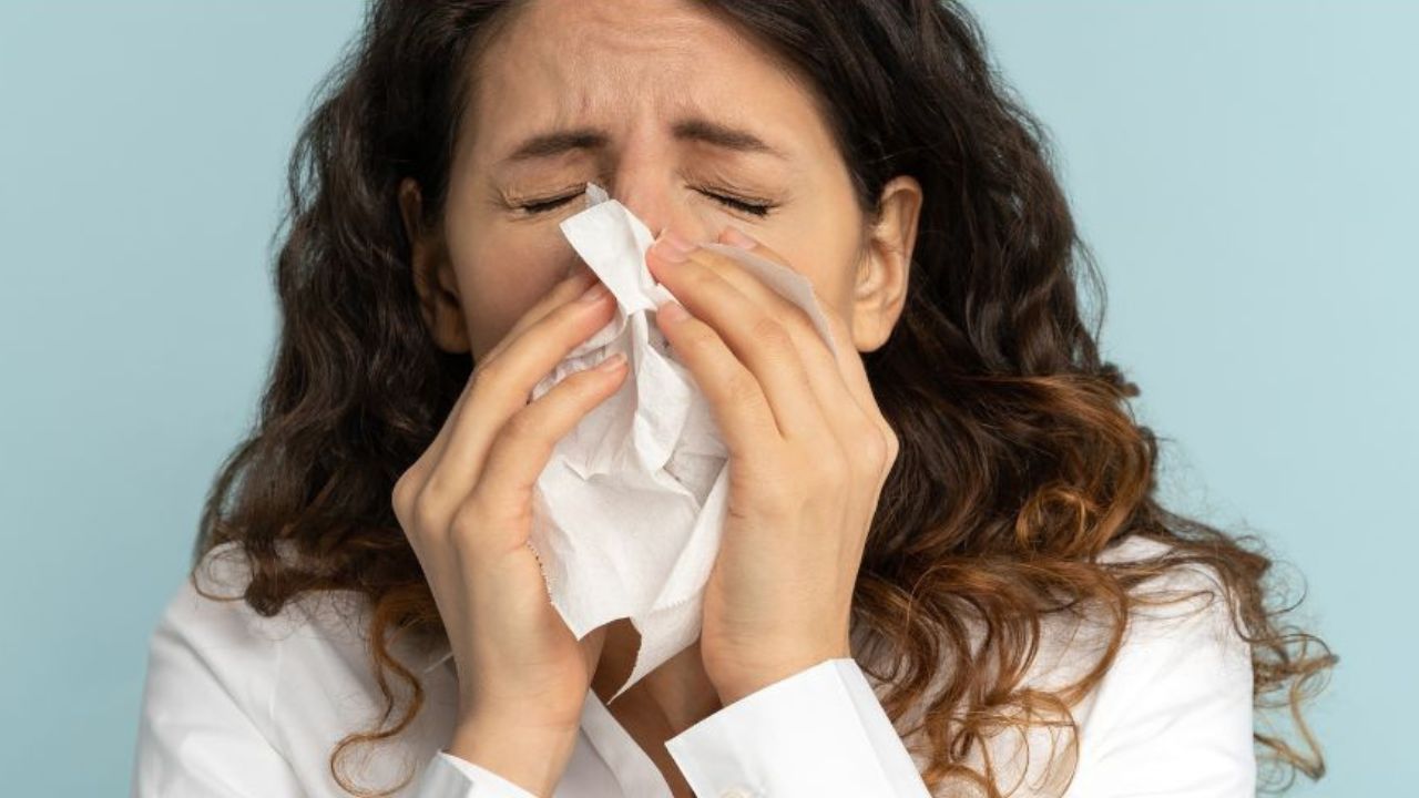 5 Tips To Cure Sneezing And Runny Nose In Winter
